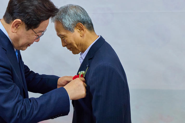 President Lee Jae Myung honors former teacher during Teachers' Day visit