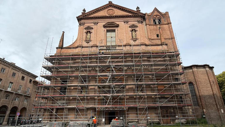 Ponteggi intorno alla chiesa di San Domenico. A Ferrara iniziano i lavori