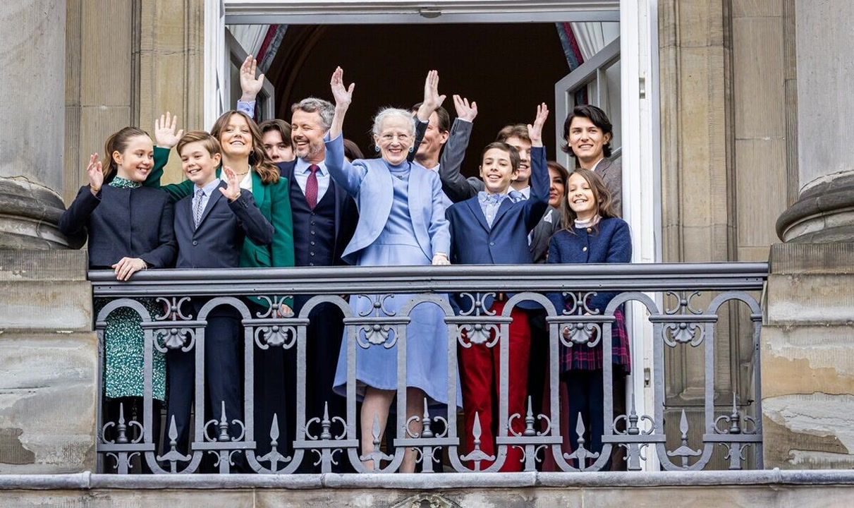 Queen hospitalized after heart attack