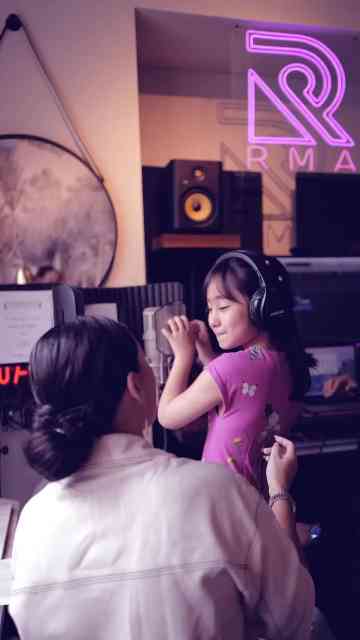 Singing flowers with Tita Solenn and Teacher Jade made my heart bloom