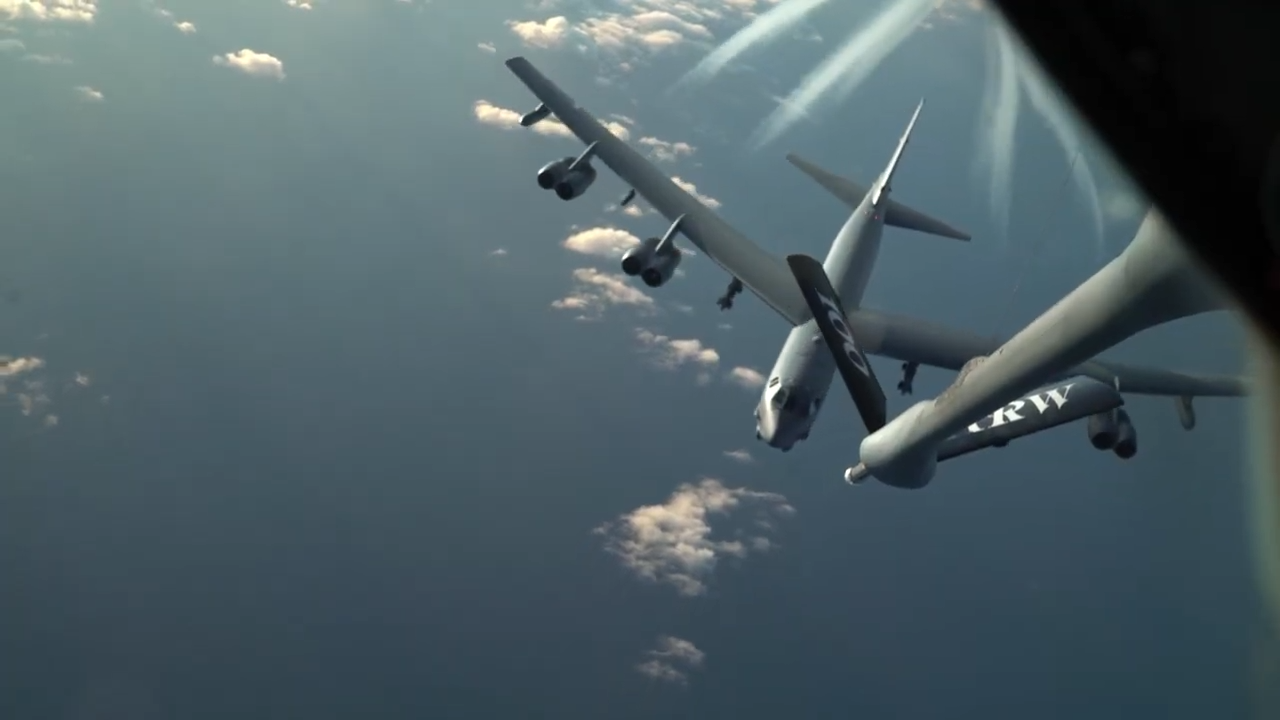 Watch 8 engines produce 136,000 lbs thrust on a massive bomber – pure power