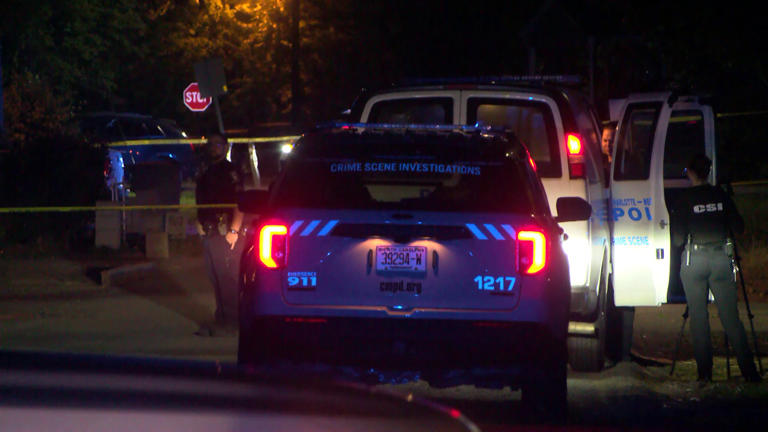 Double shooting leaves 1 dead on Charlotte neighborhood street