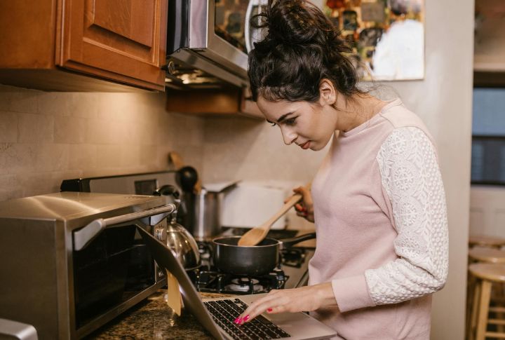 15 habits that can sabotage workplace success and productivity