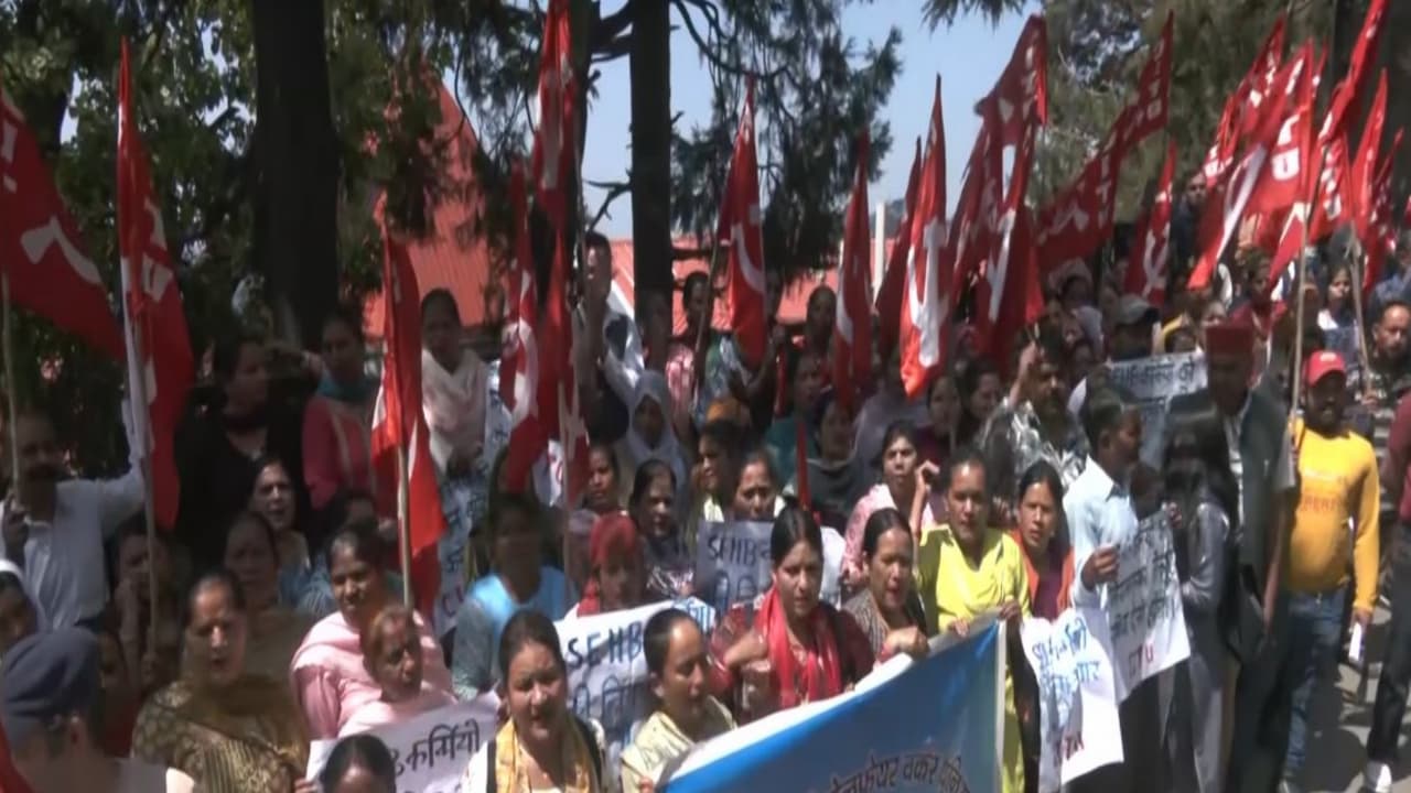 Shimla: 900+ sanitation workers strike over wage cut, pay scale