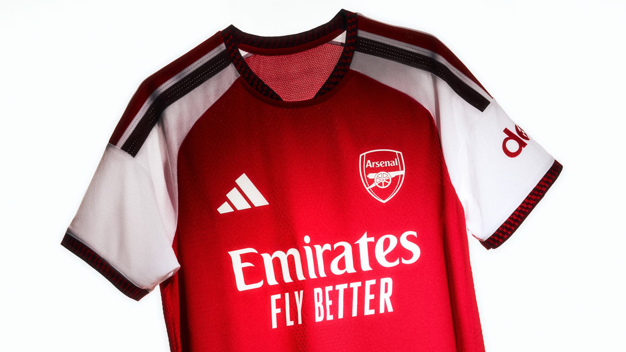 Premier League : Arsenal dévoile son maillot domicile pour la saison ...
