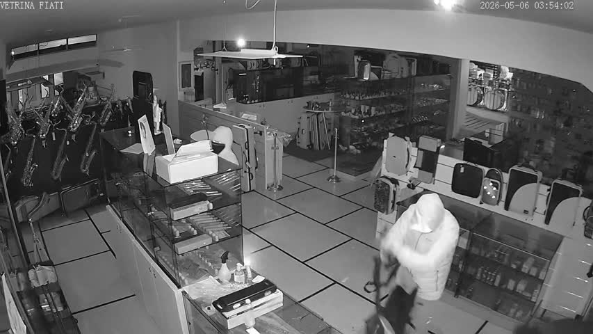 Theft at a musical instrument shop: three hooded men smash the wind ...