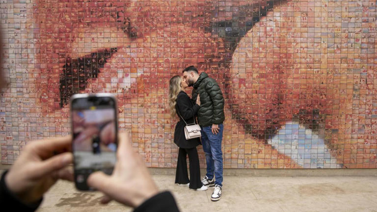 Un beso ante una cámara por 400 euros: el casting de una famosa artista ...