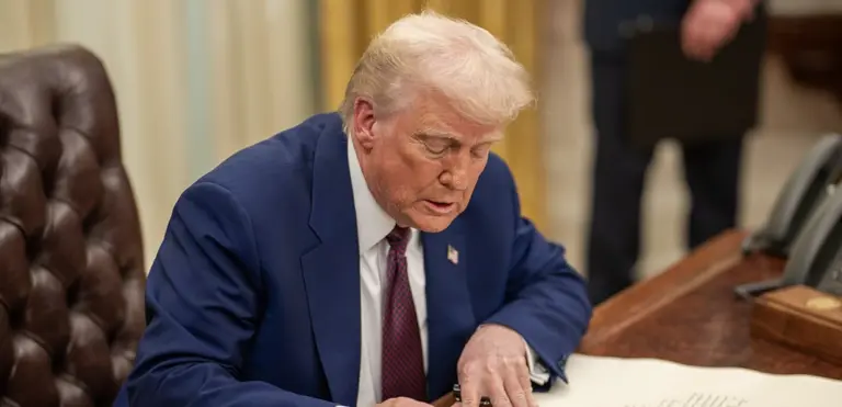 Opsigtsvækkende billeder af Trump går viralt verden over
