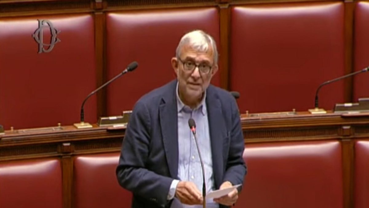 Giachetti si incatena in aula e inizia lo sciopero della sete contro il ...