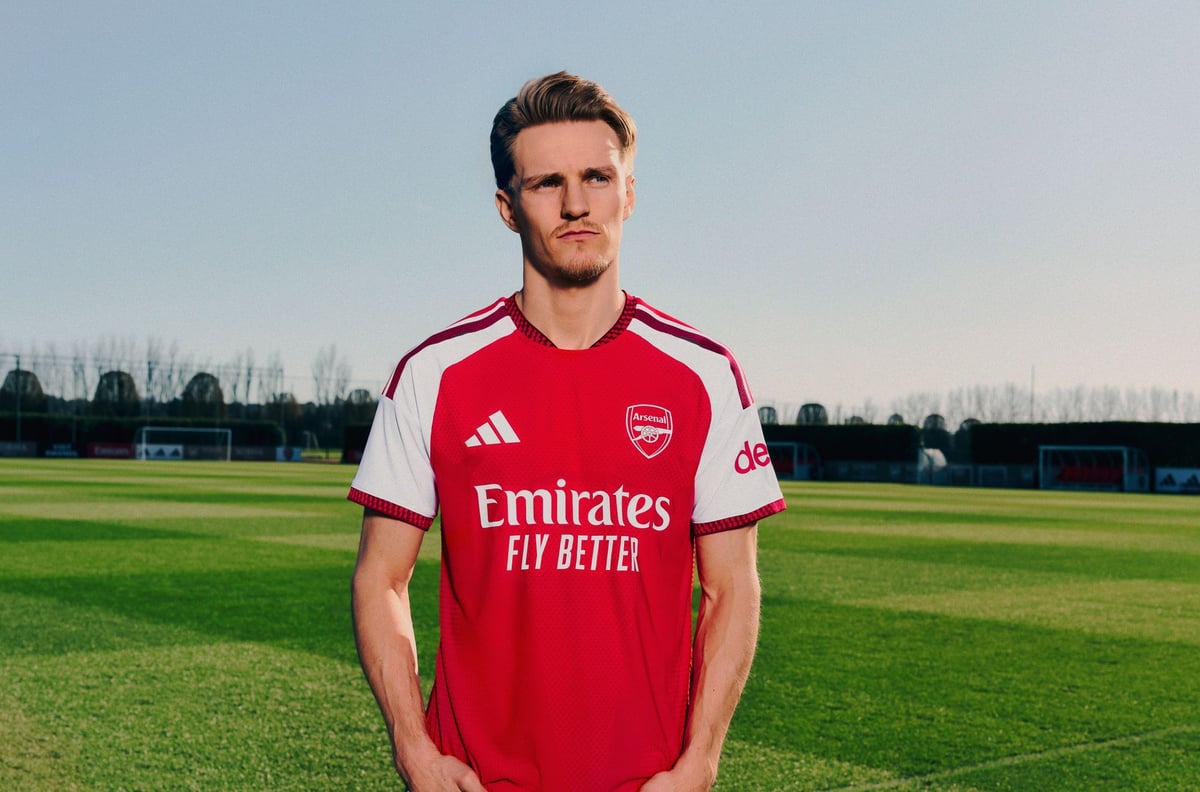 Arsenal reveal new home kit celebrating 20 years of the Emirates