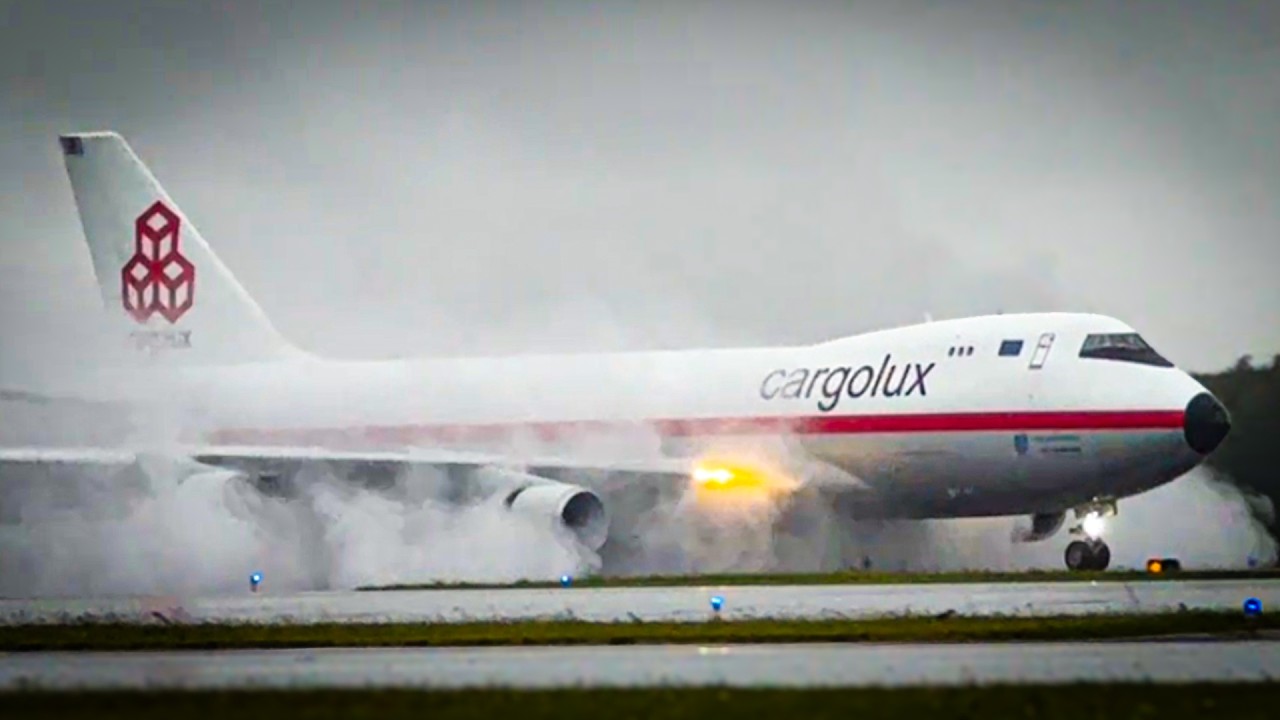 Watch a 400 ton cargo giant slam reverse thrust on a wet runway - water ...