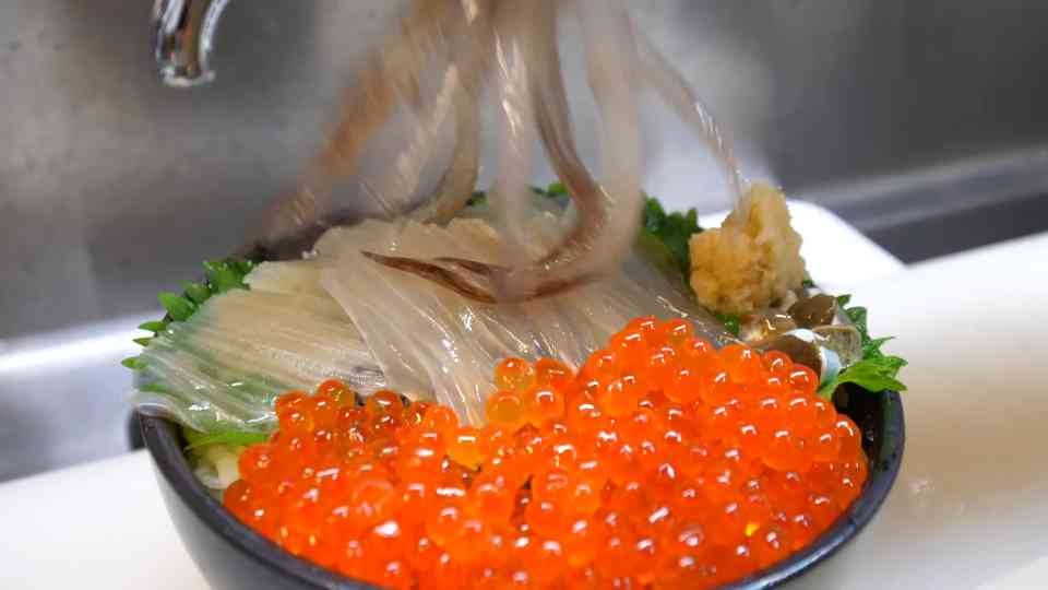 I tried dancing squid sashimi in Japan… now freshness changes everything