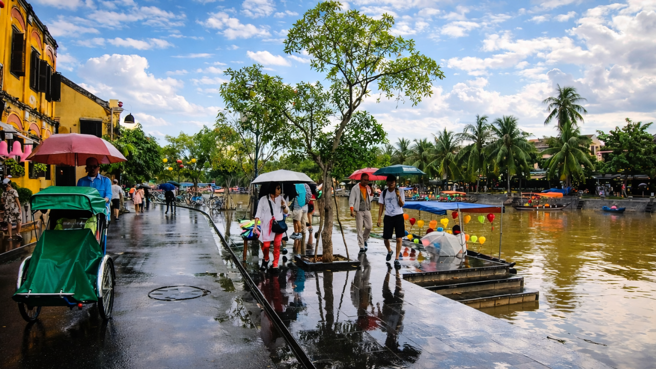 A Riverside Walk Through Hoi An Ancient Town (4K)r