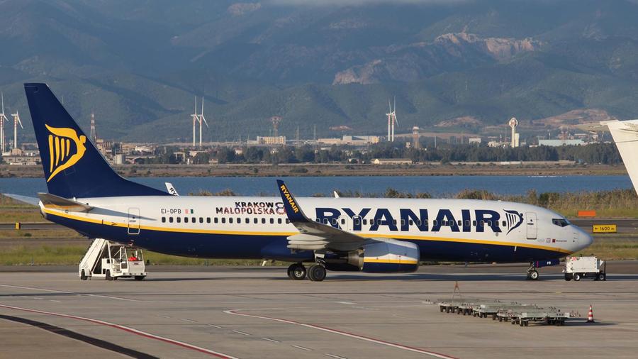 Cagliari, volo per Milano cancellato in piena notte: ennesimo buco nei ...