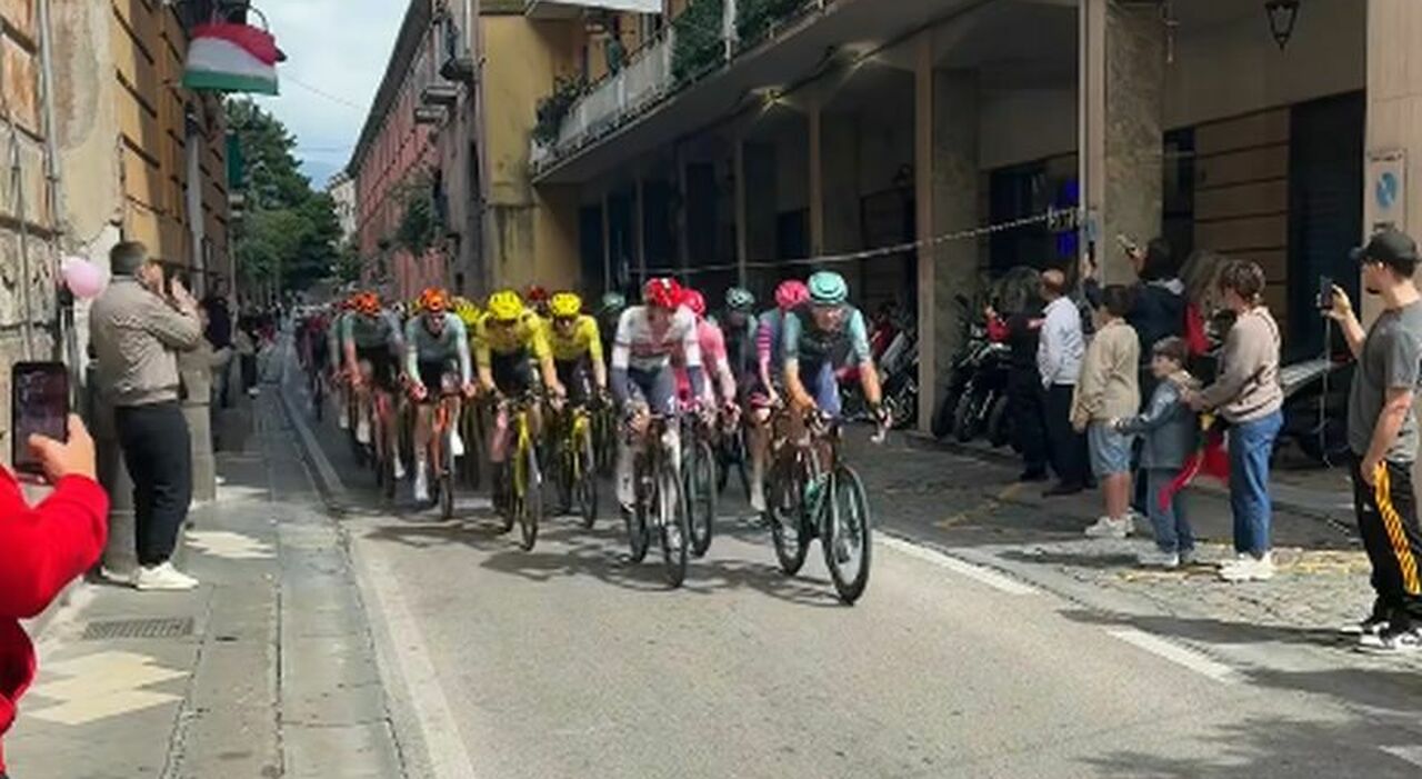 «Vesuvio erutta» e «Terroni», gli insulti dei ciclisti al passaggio del ...