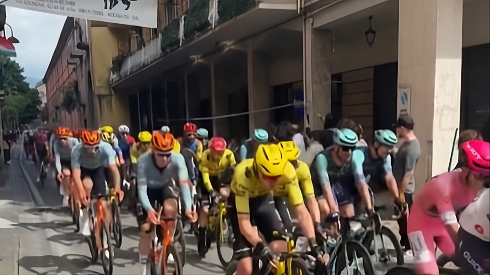 Giro d’Italia, ciclista urla “terroni” e “Vesuvio erutta”: l’elegante ...
