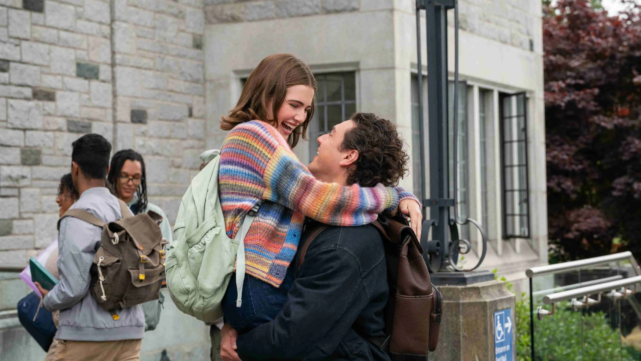Off campus: cosa cambia davvero tra il libro e la serie TV