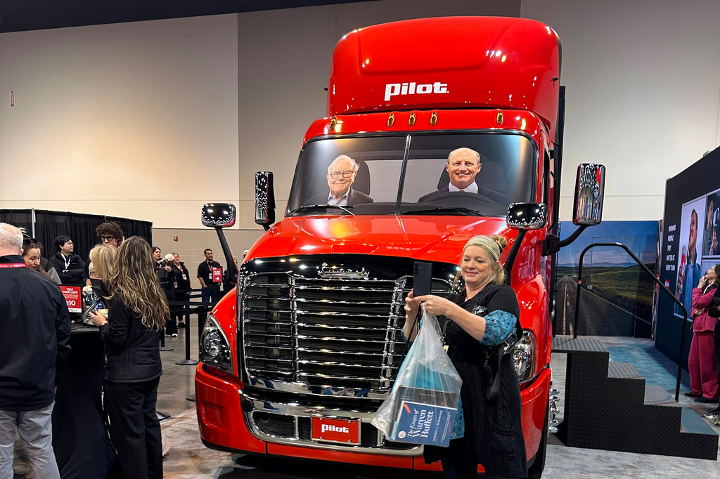 Winner pays $9 million in charity auction for a private lunch with ...