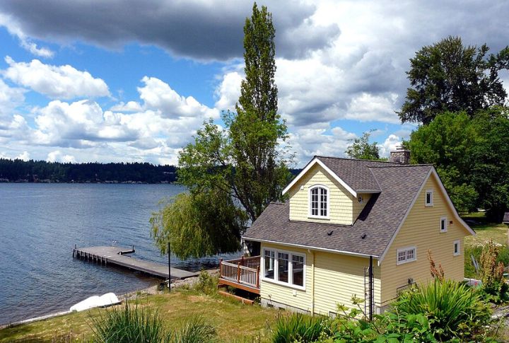 20 scenic lake towns that aren't just for summer