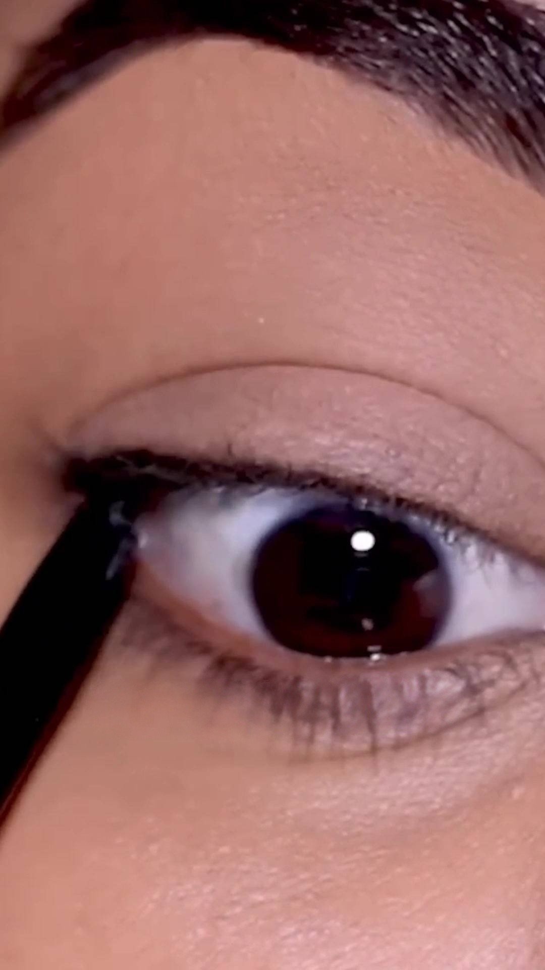 Invisible eyeliner tip for hooded eyes