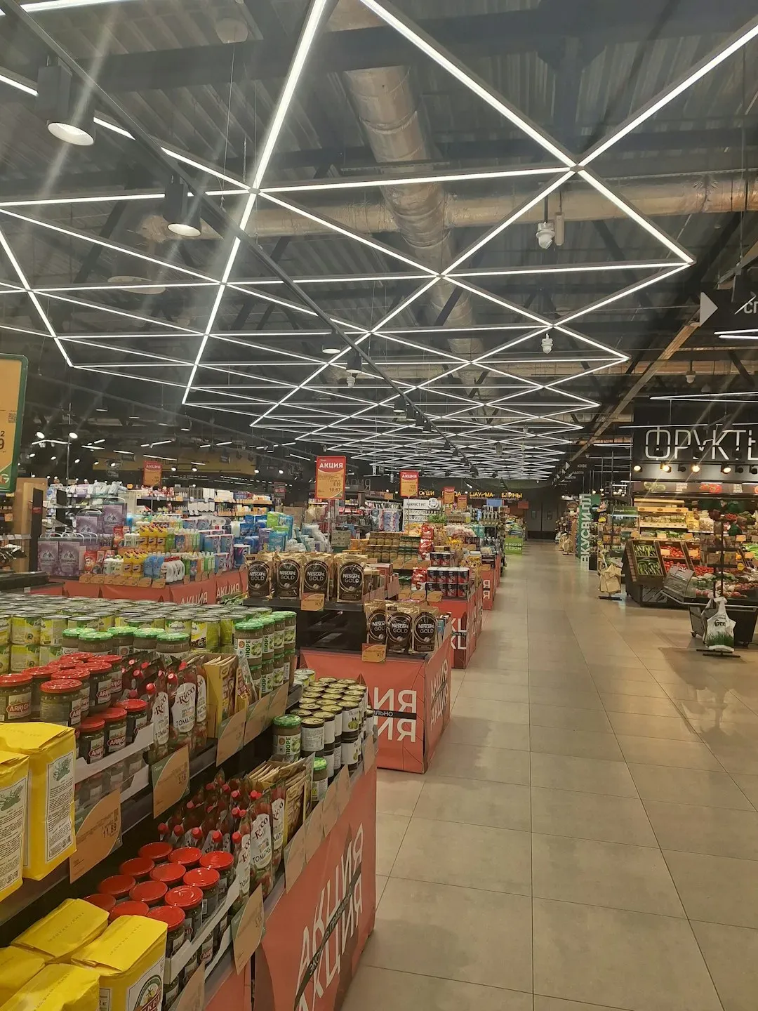 6 grocery store tricks most shoppers never notice, former employees say