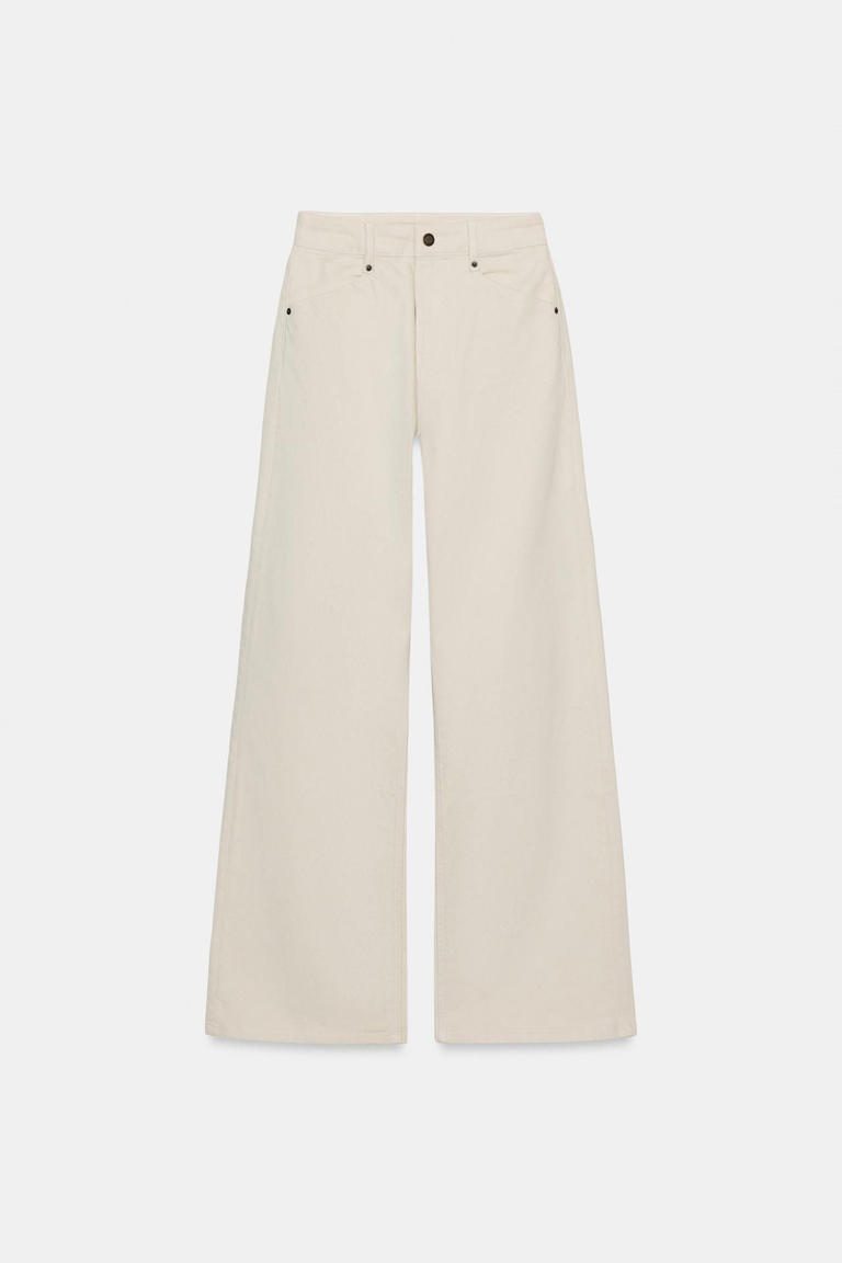 Estos jeans wide leg en tendencia se llevan con sandalias, tenis y ...