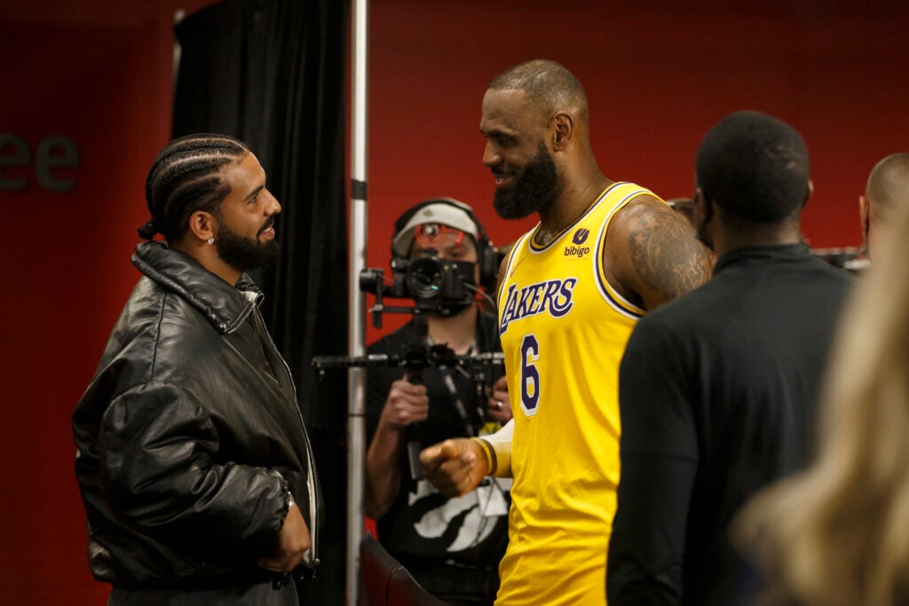 After taking a shot at LeBron James, Drake praises rival Steph Curry in ...