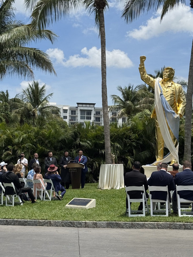 Trump defiende que su escultura dorada en Miami se convertirá en ...