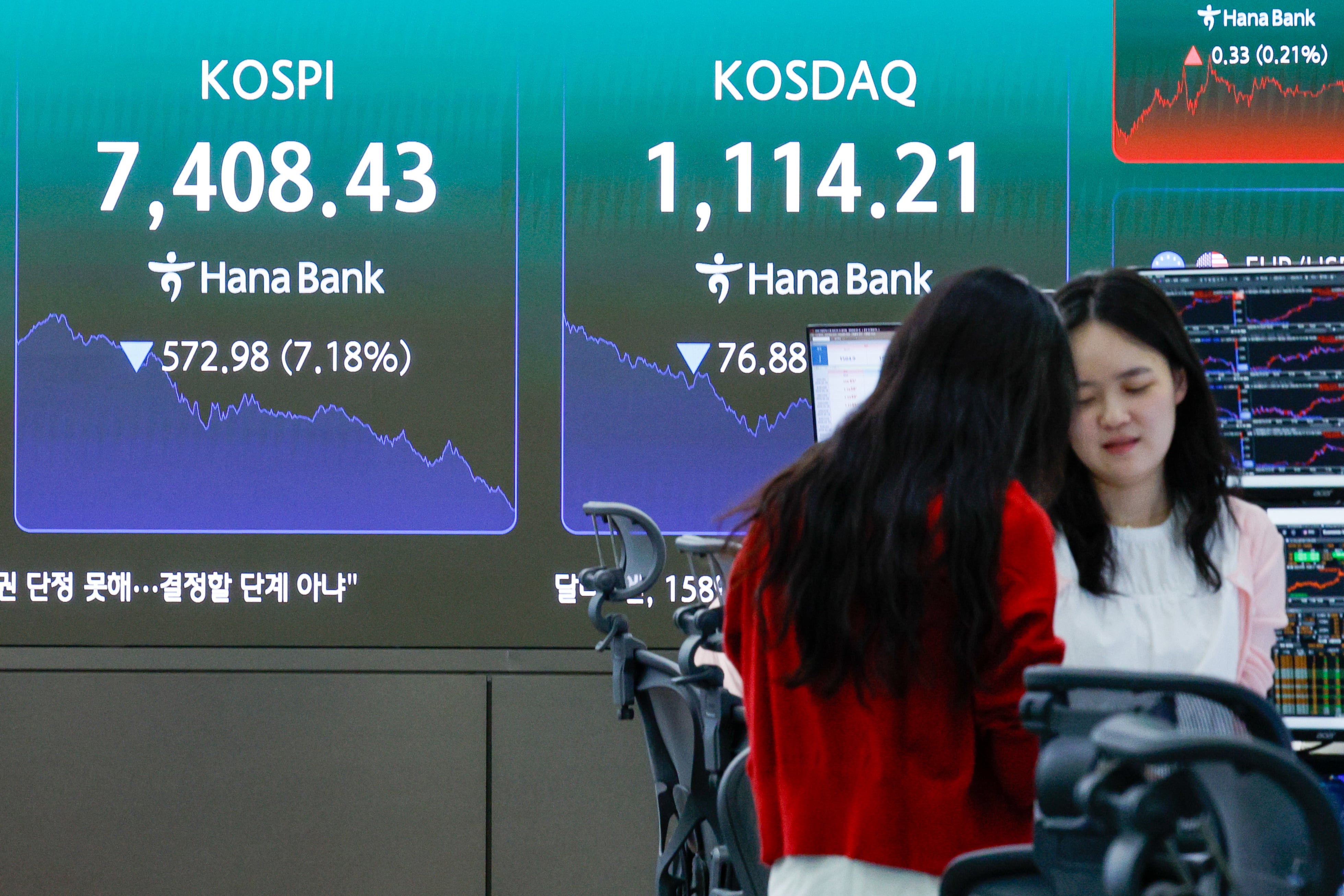 Foreign investors sell Samsung, SK Hynix stocks for 30 trillion won
