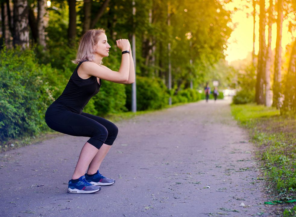 4 morning exercises to restore leg muscle after 60, according to a trainer