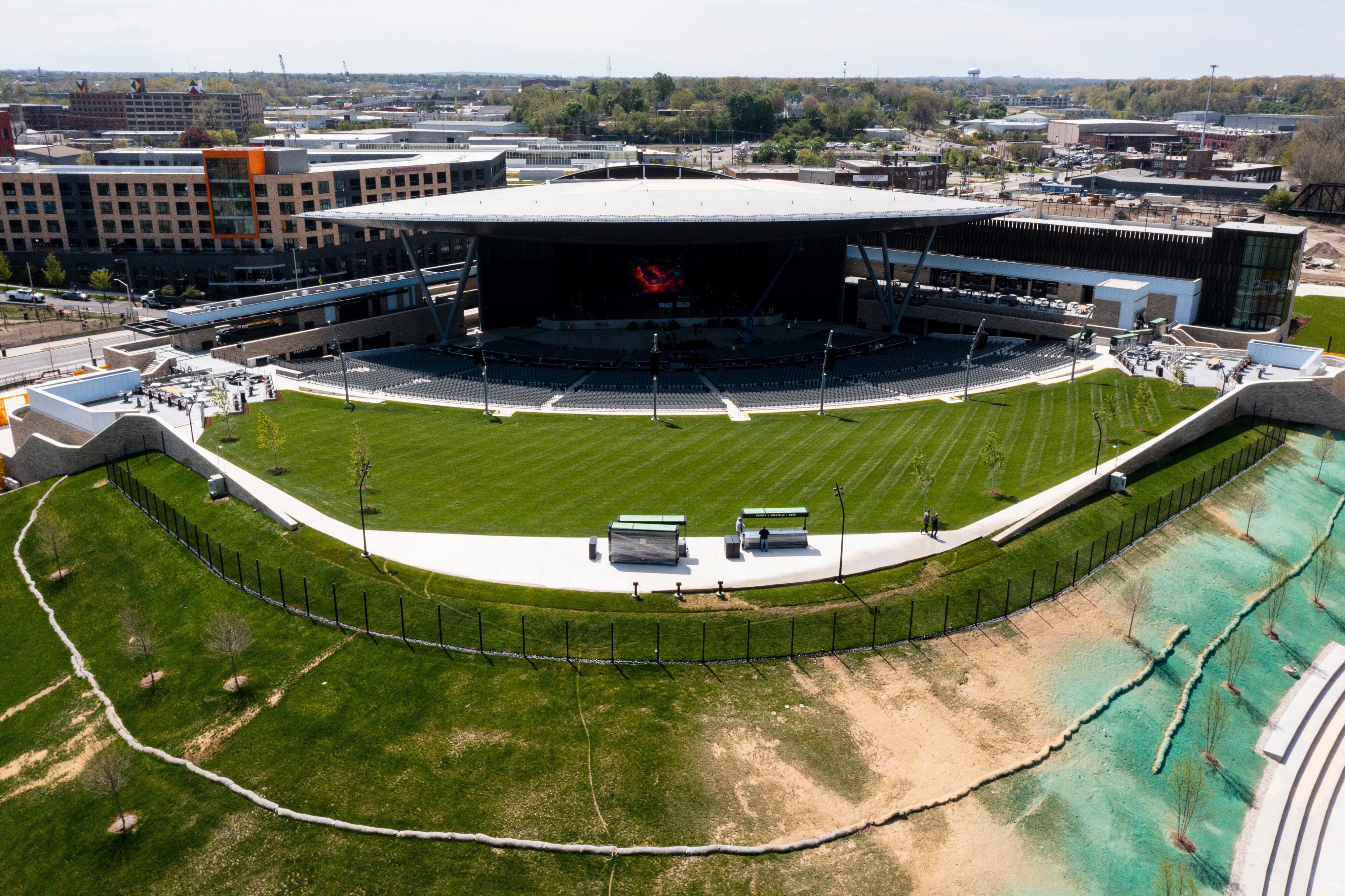 Hello Grand Rapids Make Opening Night With Lionel Ritchie At The