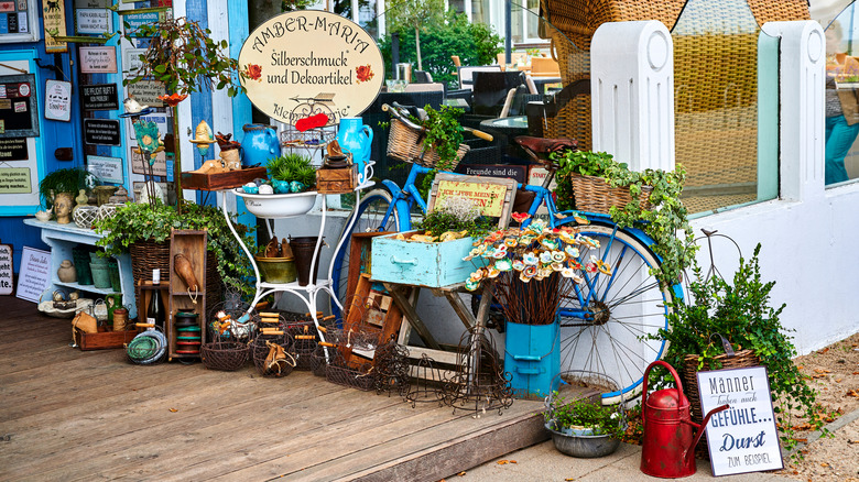 These are the outdoor patio finds you should never skip at thrift stores