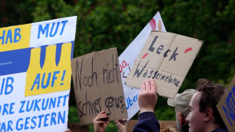 „Merz leck Eier“-Rufe: Hunderte demonstrieren in Würzburg gegen den ...