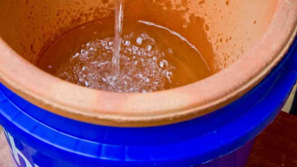 This $25 clay pot purifies water without electricity