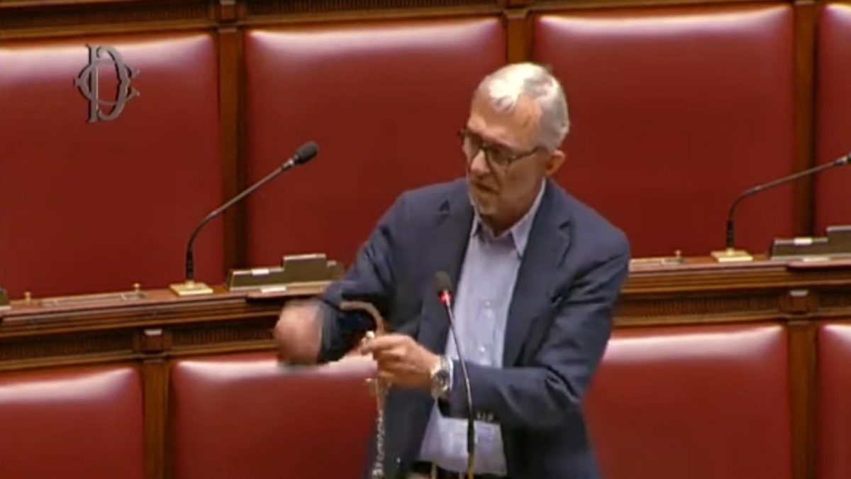Giachetti si incatena in aula e inizia lo sciopero della sete contro il ...