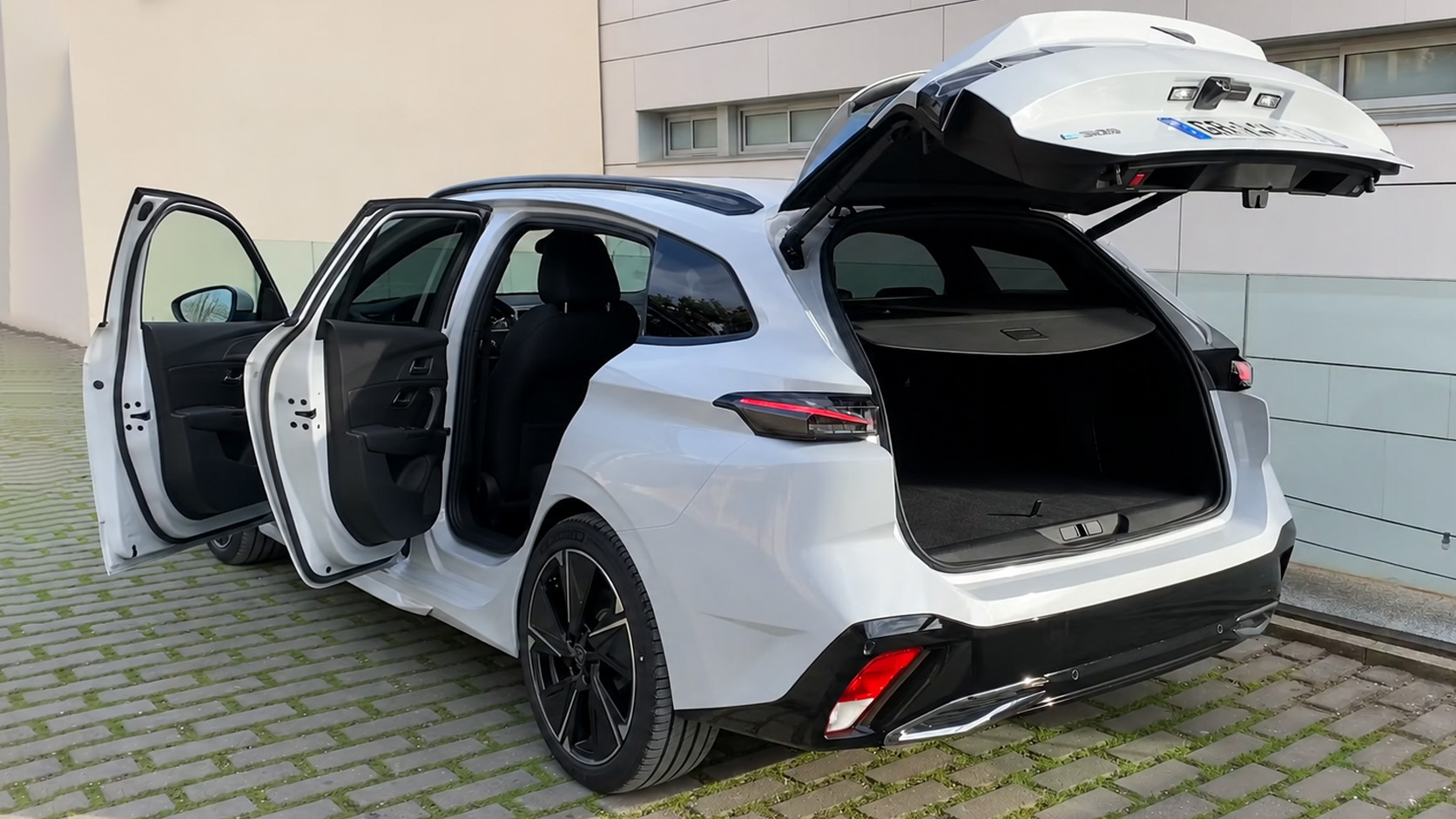 Peugeot e-308 SW reveals a spacious and low cargo area