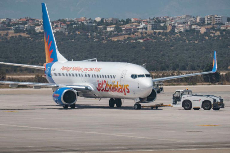 Jet2 'services suspended' update after passengers told 'no food and ...