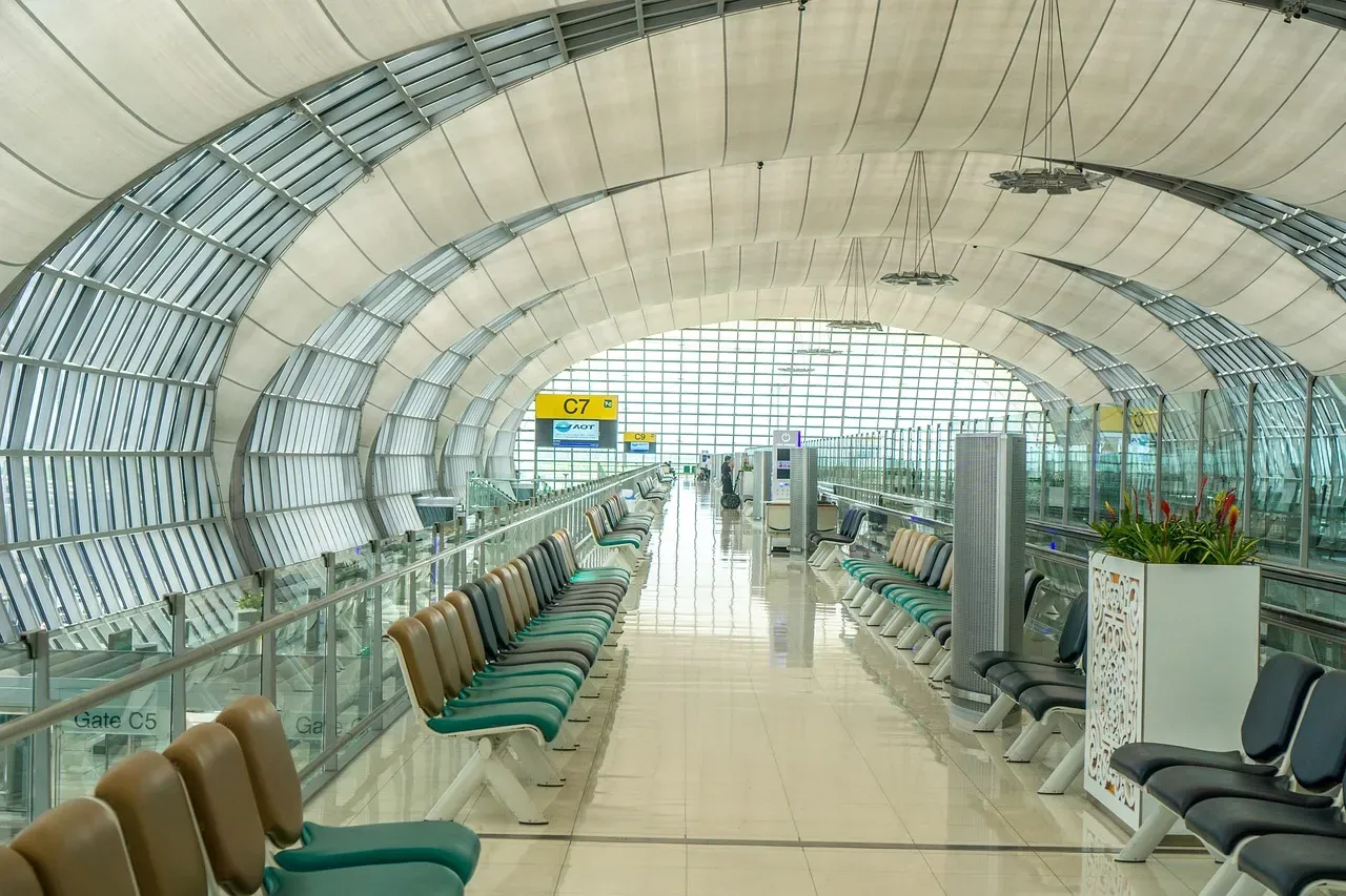 A gate agent shares 4 passenger behaviors that quietly lead to upgrades