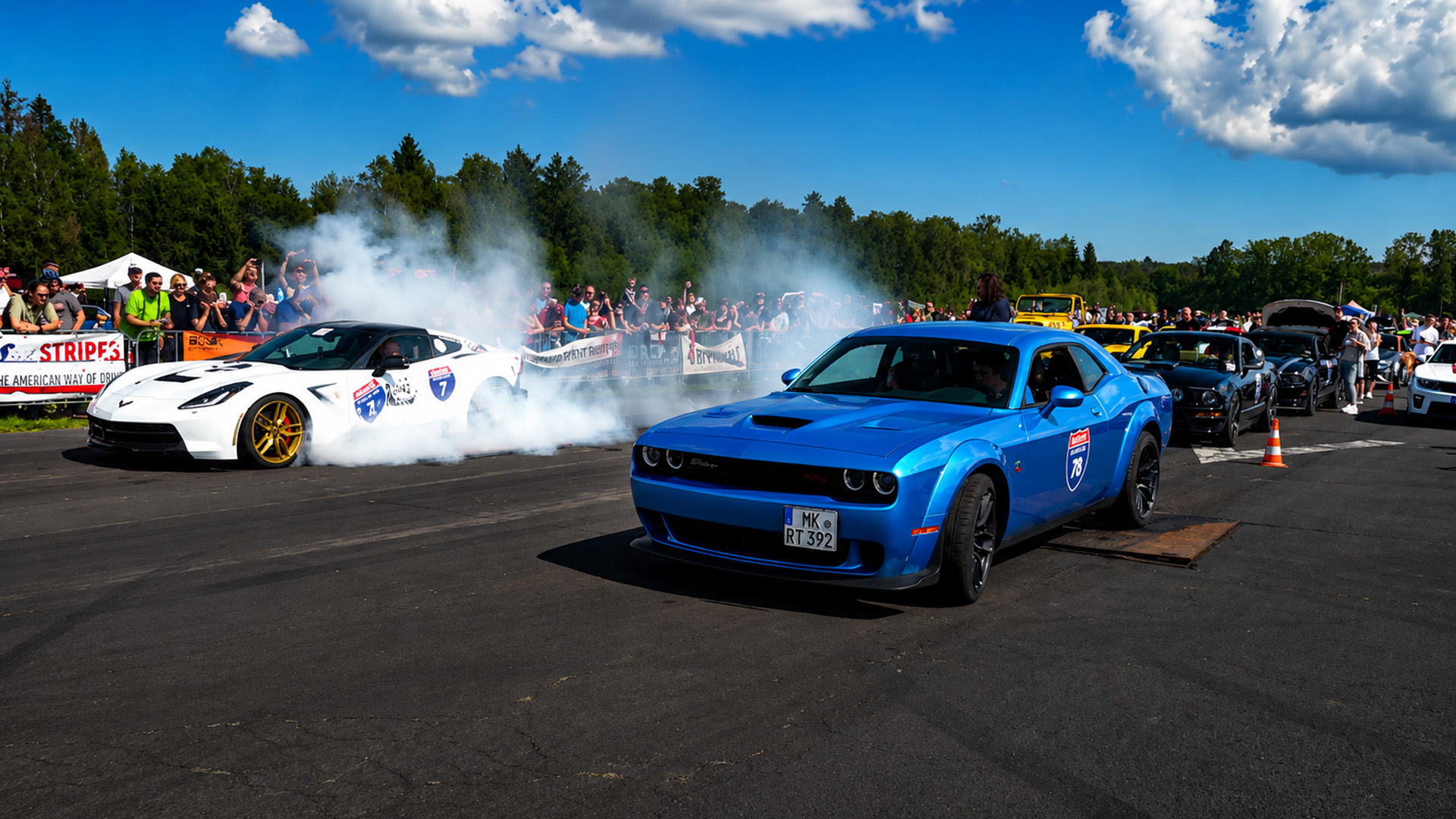 Corvette C7 wild burnout before launch in drag race against Dodge ...