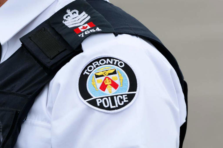 Man dead after shooting unfolds in Toronto apartment building