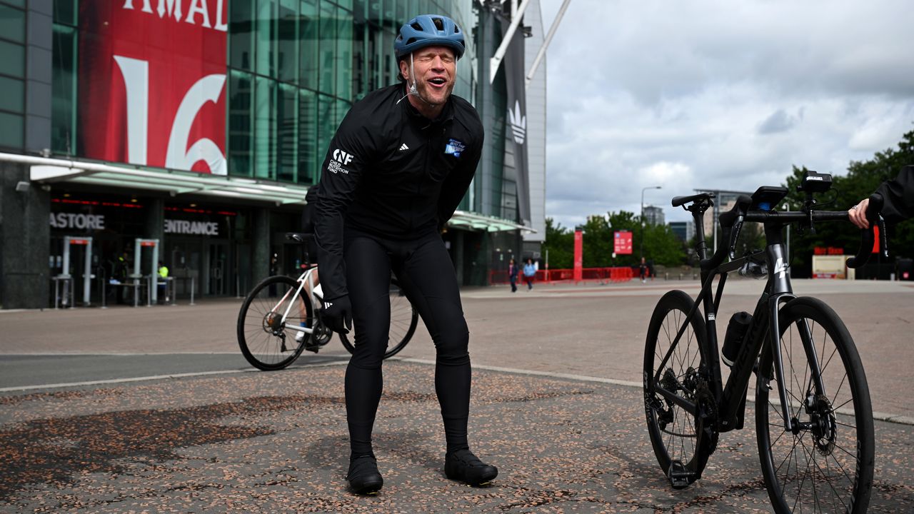 Olly Murs cycles through torrential rain and the pain of a lost toenail ...