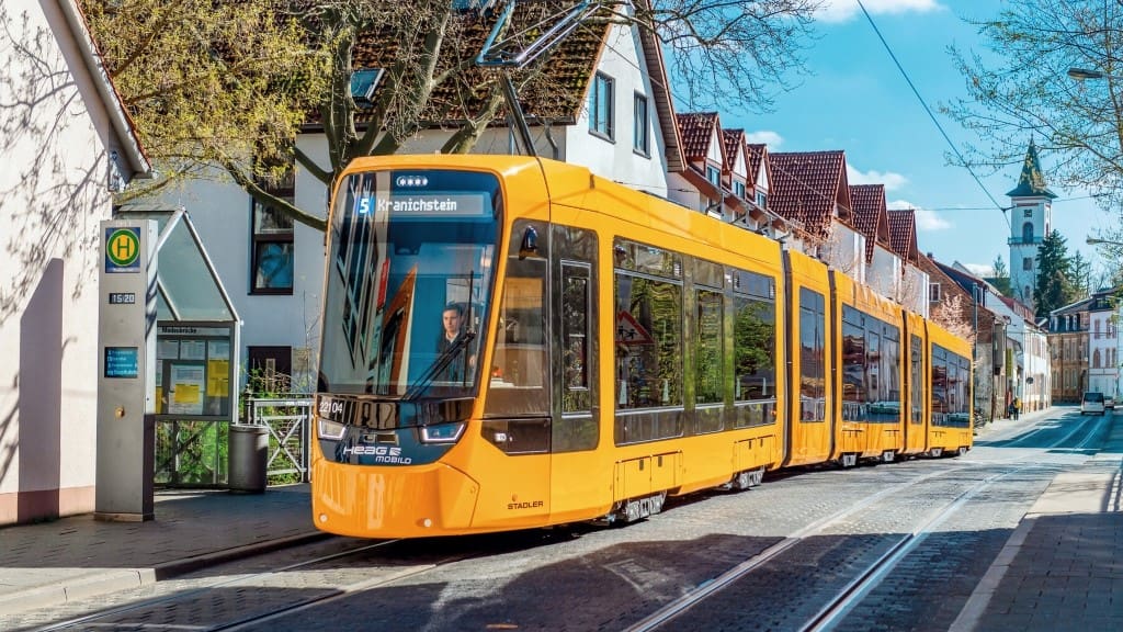 Vibrationen nerven Anwohner: Jetzt stattet Stadler «Rumpel-Trams» mit ...