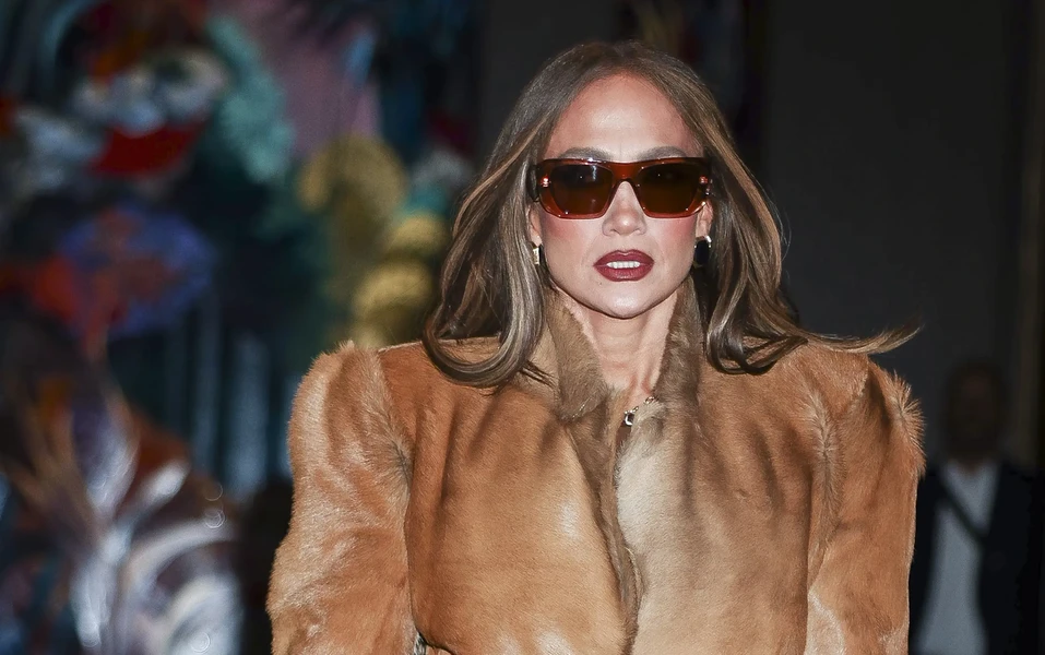 Jennifer Lopez's bare-faced video and hotel exit spark online debate