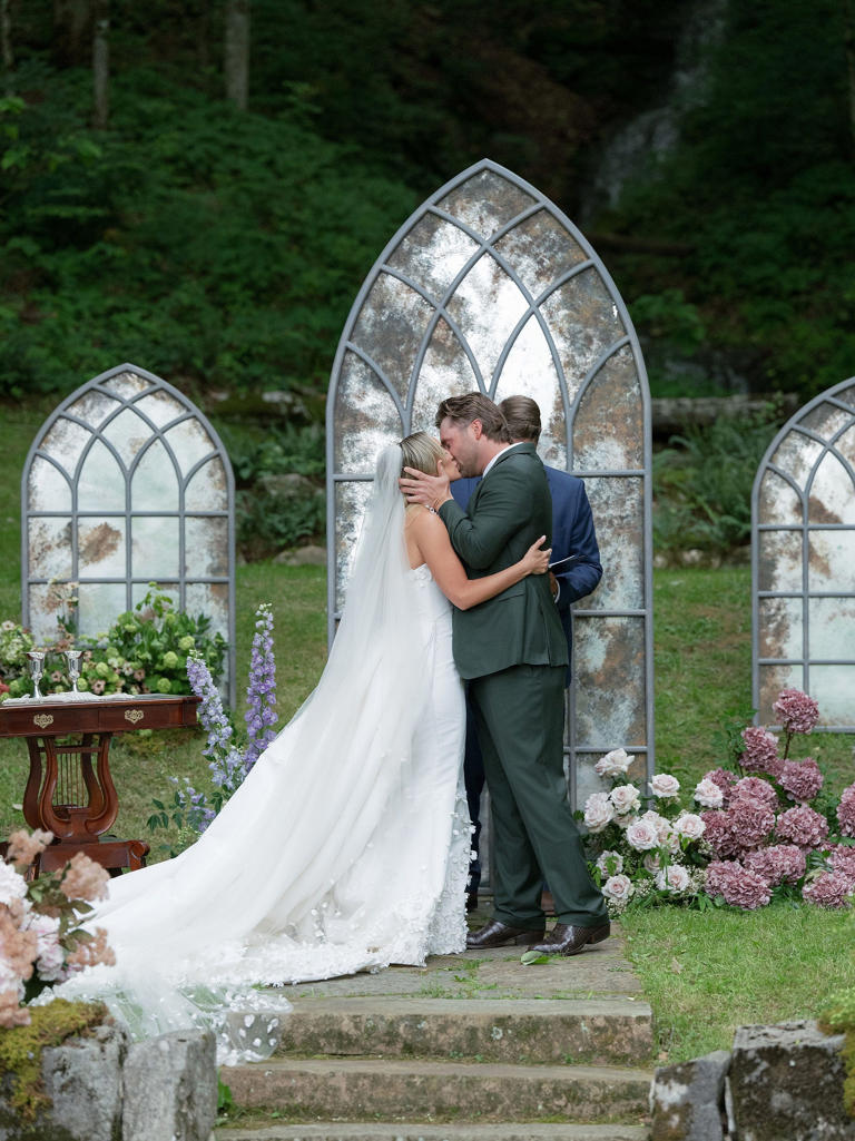 Lainey Wilson And Devlin Hodges Get Hitched In The Tennessee Hills