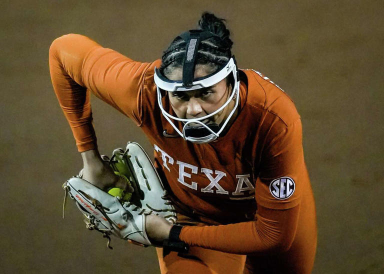 Texas softball's Citlaly Gutierrez feels right at home pitching at ...
