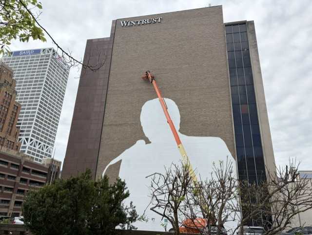 Milwaukee mural honors Bob Uecker with 100-foot tribute