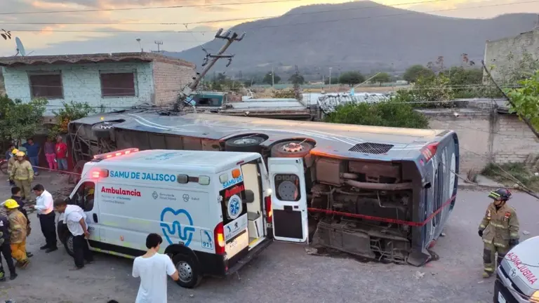 Volcadura de autobús deja 43 personas lesionadas en Villa Corona ...