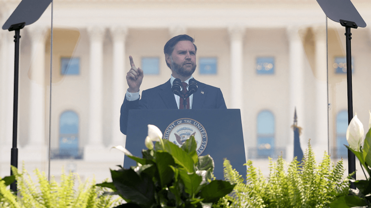 JD Vance reminds onlookers of Jeb Bush's infamous 'please clap' moment