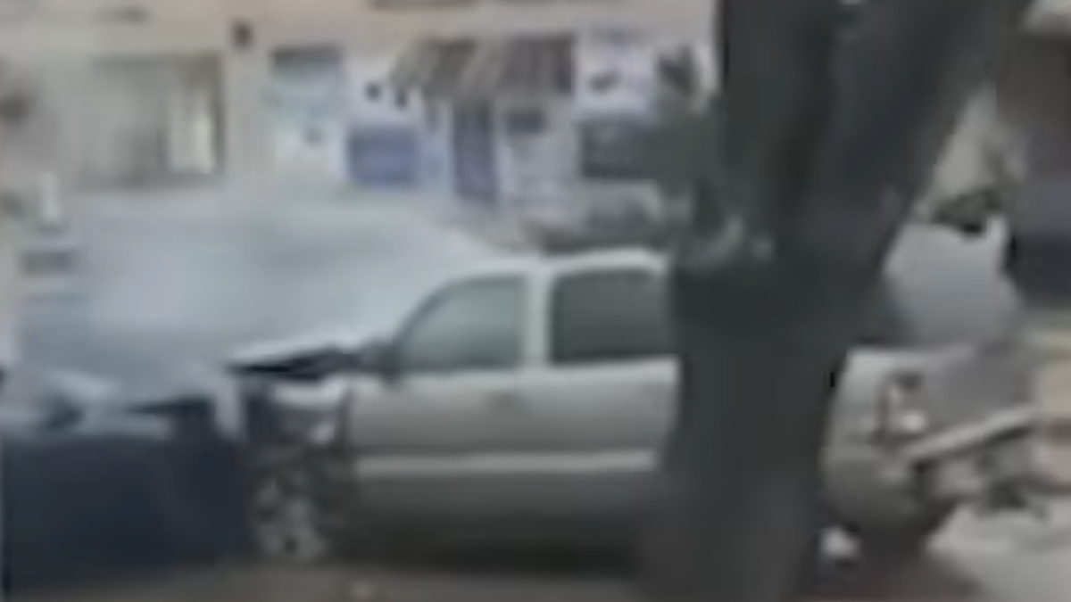 Chevrolet Tahoe smashes multiple cars in chaotic Houston intersection video