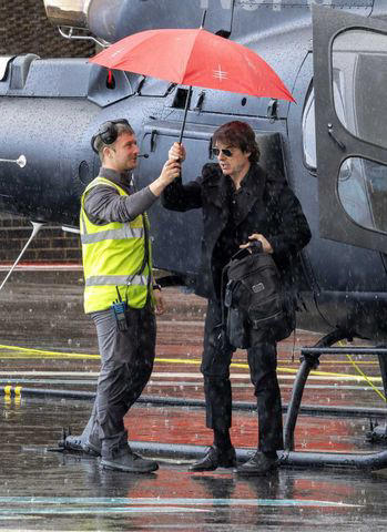 Tom Cruise lands by helicopter in first public appearance after 'Top ...